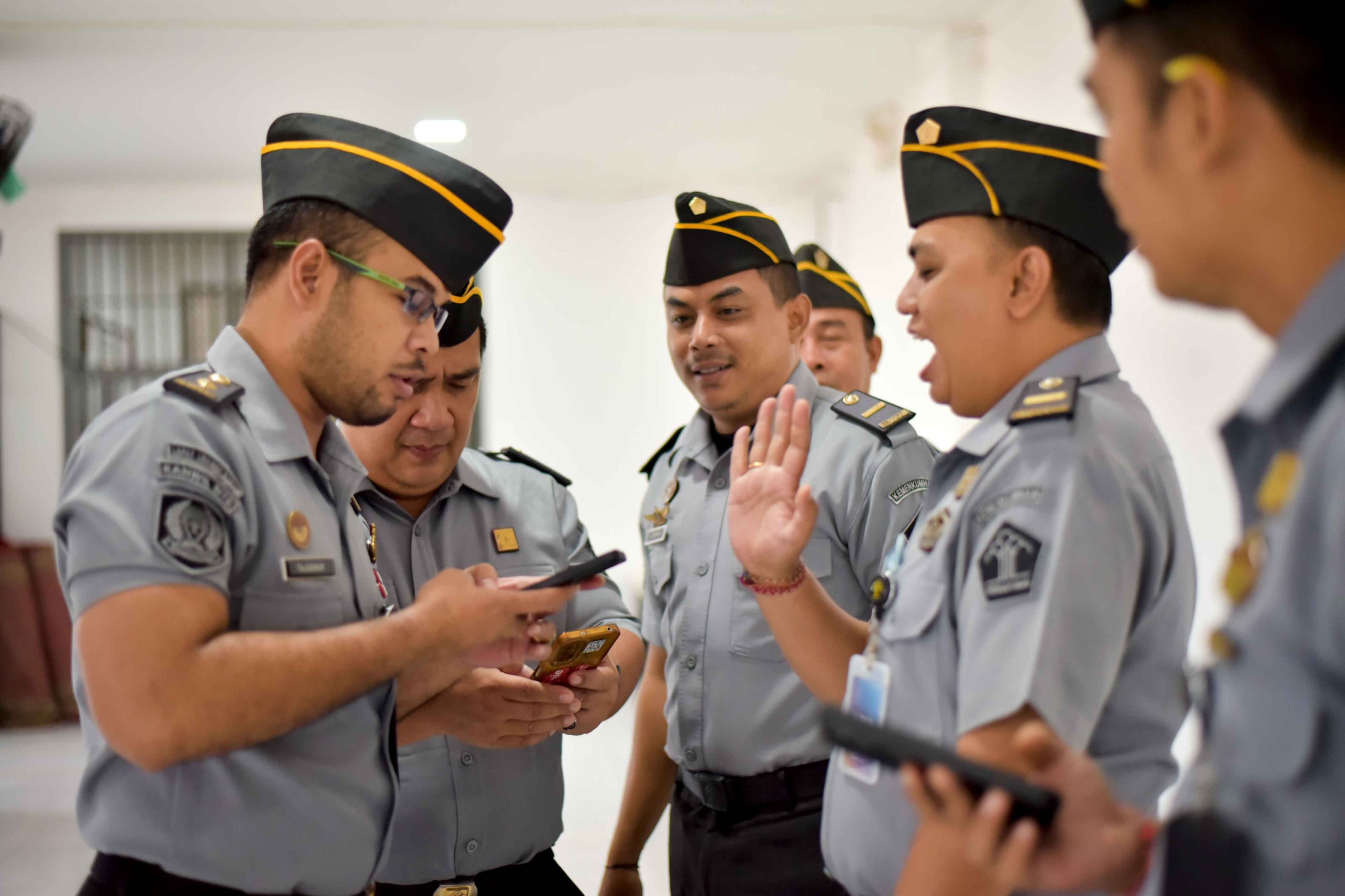 Kalapas Lombok Barat dan Tim Satops Patnal Periksa HP Petugas untuk Cegah JUDOL - Lombok Express
